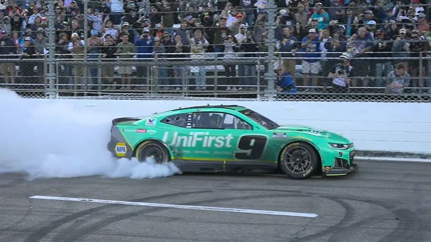 Chase Elliott holds off Denny Hamlin to win at Martinsville Speedway ...